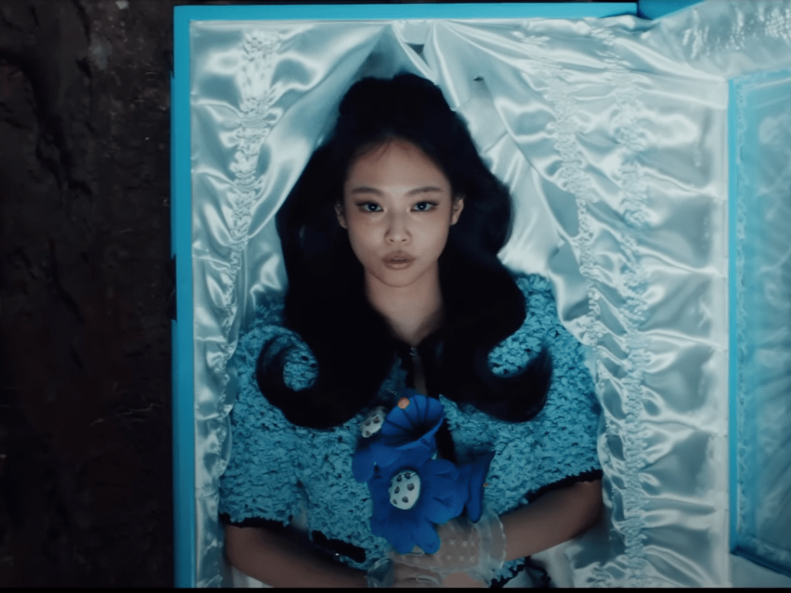 Se den nye Jennie MV instrueret af Bradley & Pablo – ronnie.dk